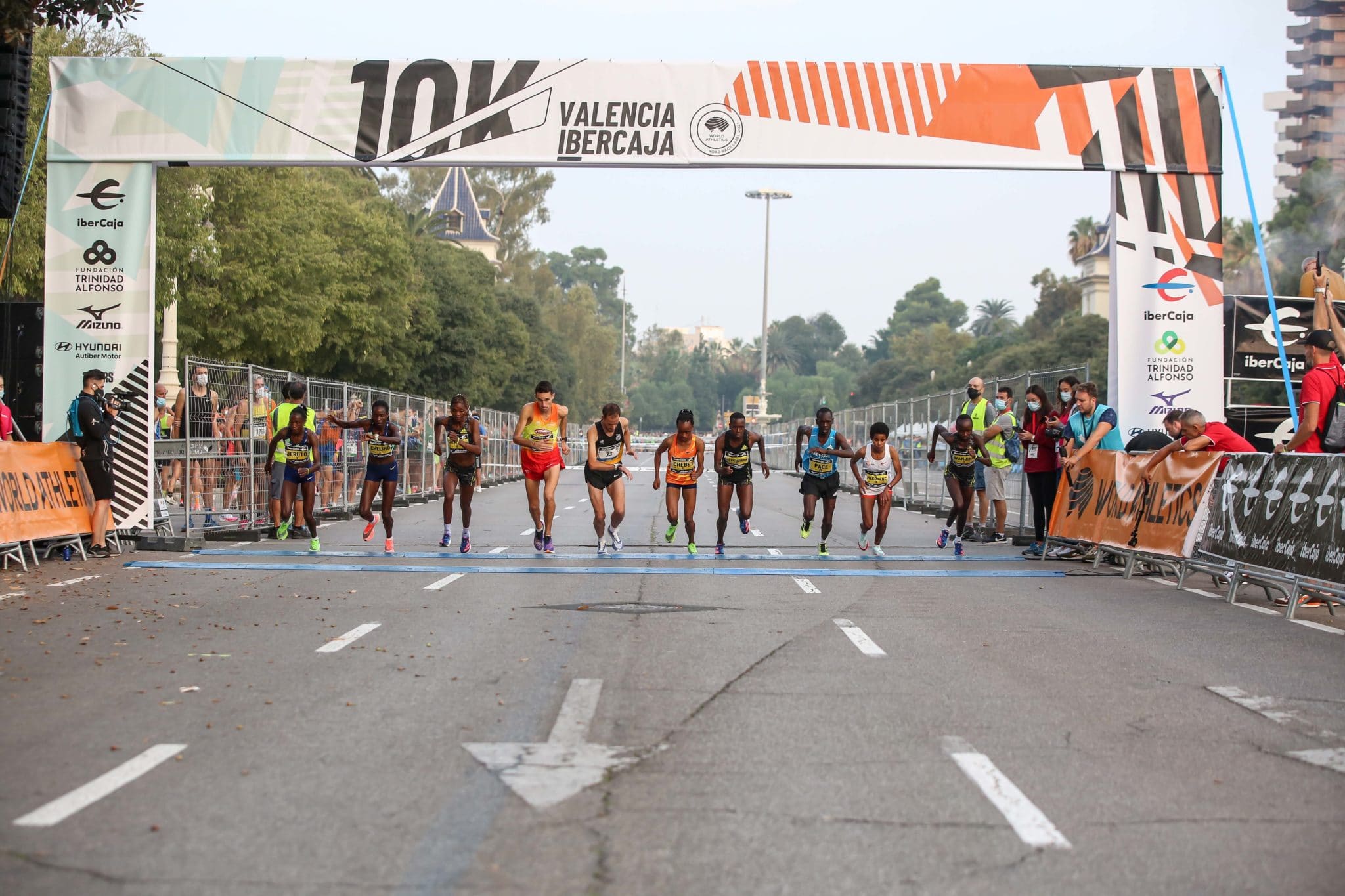 Chelimo acaricia el récord del mundo y Kbrom gana el 10K Valencia