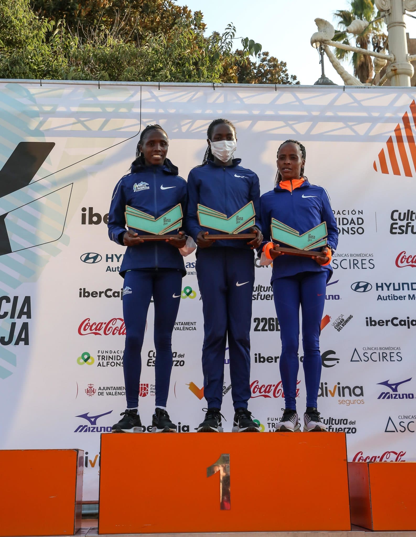 Chelimo acaricia el récord del mundo y Kbrom gana el 10K Valencia